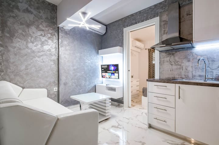 Entire Condo With Yard & Hot Tub - Athens