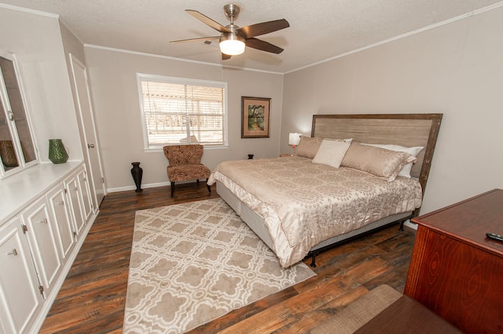 Clean Cozy 4 Bedroom! - Montgomery, AL