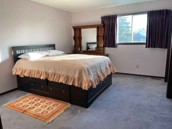 Queen-size Bed With Attached Bath - Winnipeg