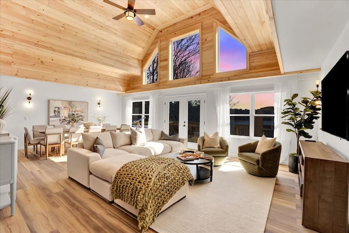 Lake Lux | Lakefront Log Cabin | Hot Tub | Sauna - Pennsylvania