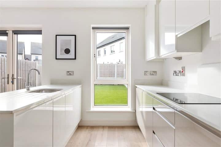 Private Room In A 3 Bedroom Home With Parking - Maynooth