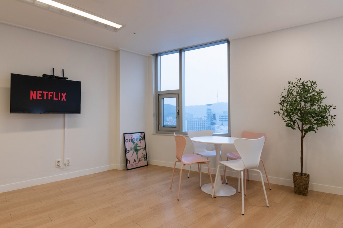 Deluxe_Triple Queen 4 (DDP & Seoul N Tower view) - Hotels for Rent in ...