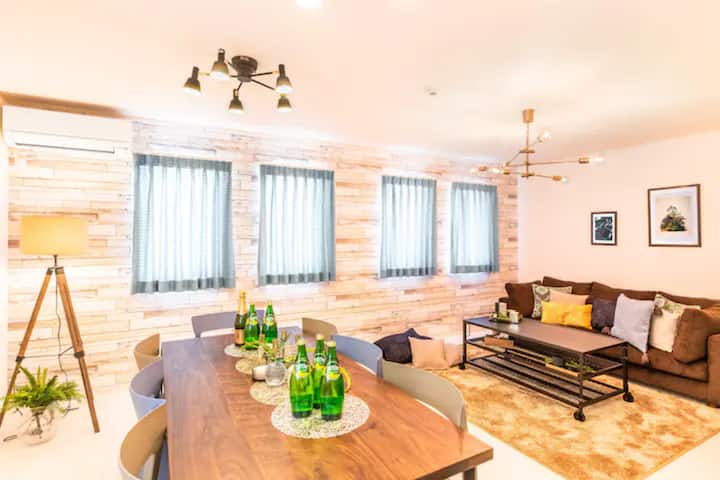 【定員9名】ビーチまで車で3分！閑静な別荘地"希望が丘"に佇む広々一軒家で、快適な休暇をどうぞ！ - 名護市