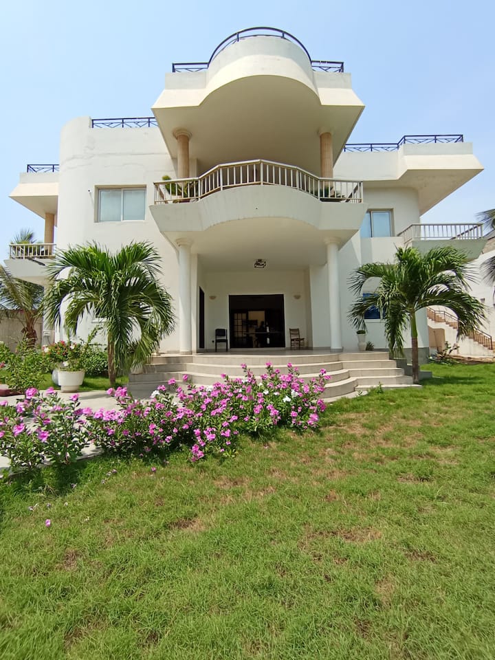 Grande Villa Avec Jardin à Baguida (N° 1363) - Togo