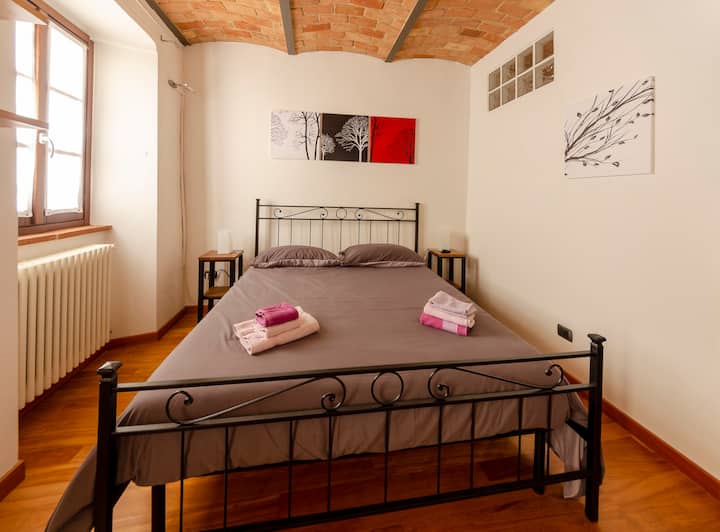 Sarmassa, Nouveau Dans La Vieille Ville - Barolo