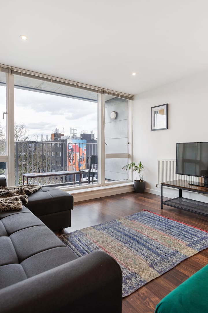 Spacious Modern 3 Bed Central & By The Station - Londen