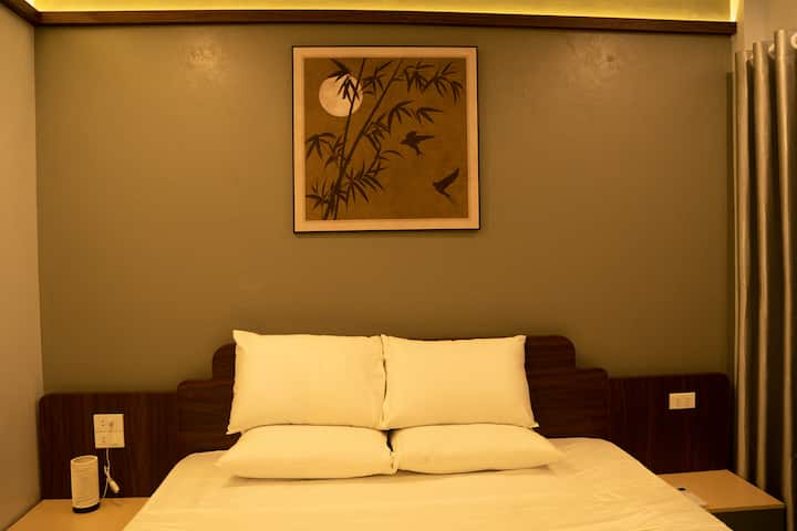 Street-facing Room| 2br| Balcony| Elegance Home - Hanoi