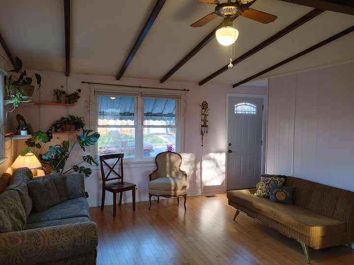 Private Room, Cute House, Great Location - Bloomington, IN