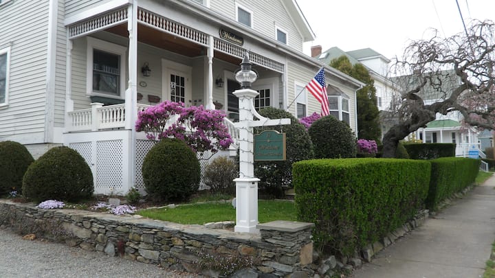 Simple Elegance In Newport Ri - Autumn Room - Newport