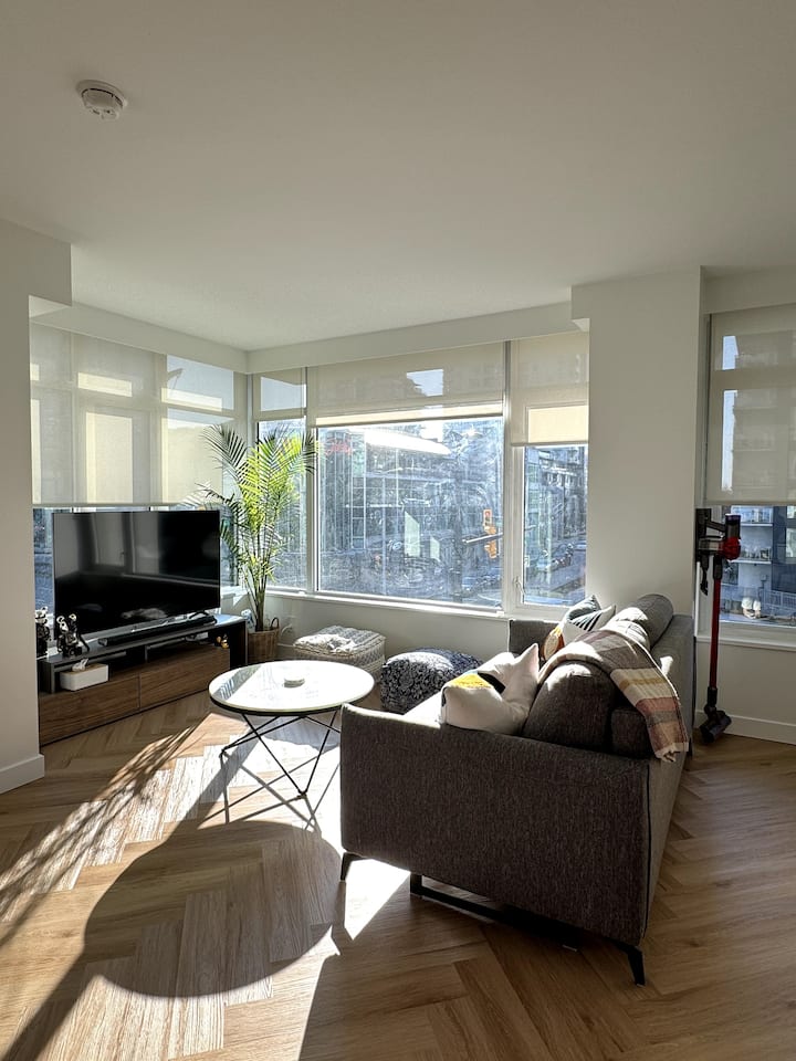 Corner Unit In False Creek 2br - Vancouver