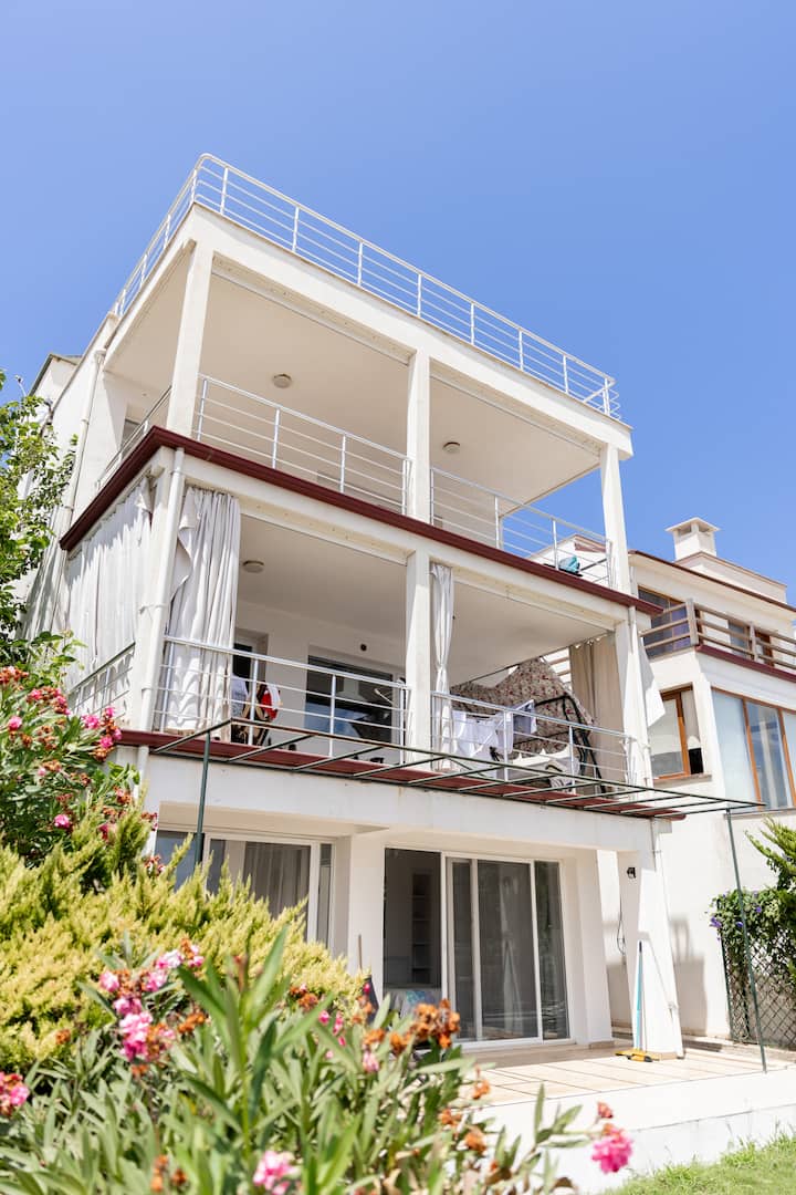 Gündoğan Koyu Manzaralı 3 Teraslı Ve Bahçeli Villa - Gündoğan