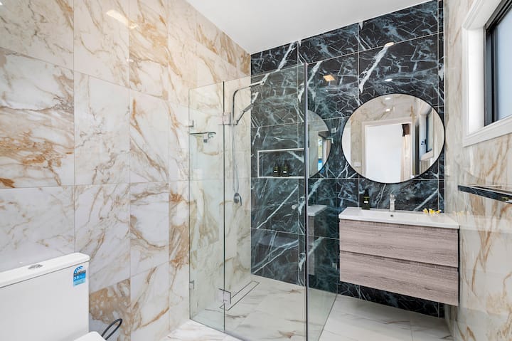 Spacious 4br Work Crews, Family Stay/ Free Parking - The Entrance