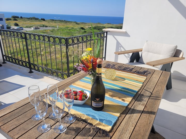 Awesome Seaview Penthouse With Pool, Spa & Gym - Кирения