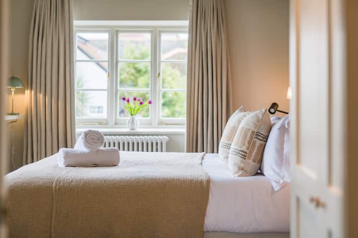 Charming One Bedroom Cottage - Deal