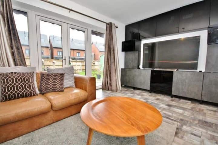 Beautiful Cosy 4 Bed Home Woking - 워킹