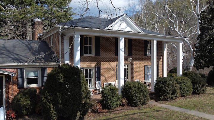 Riverside Retreat: 10br Home W/hot Tubs & Fire Pit - Natural Bridge Zoo, Natural Bridge