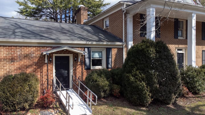 Riverside Retreat: 10br Home W/hot Tubs & Fire Pit - Lexington, VA