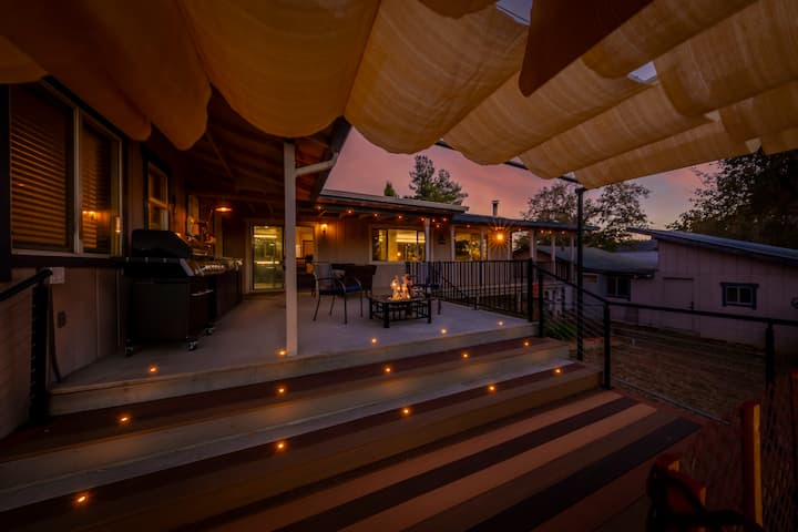 Royal Arches Cottages, Sleeps 26, Hot Tub, Game Rm - Bass Lake, CA