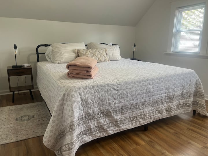 Diamond In The "Ruff" Pet Friendly Upper Unit - University at Buffalo, Buffalo