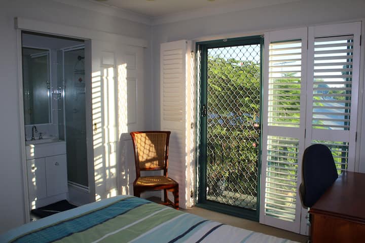 3 Level Townhouse Centrally Located Amidst Gardens - Brisbane