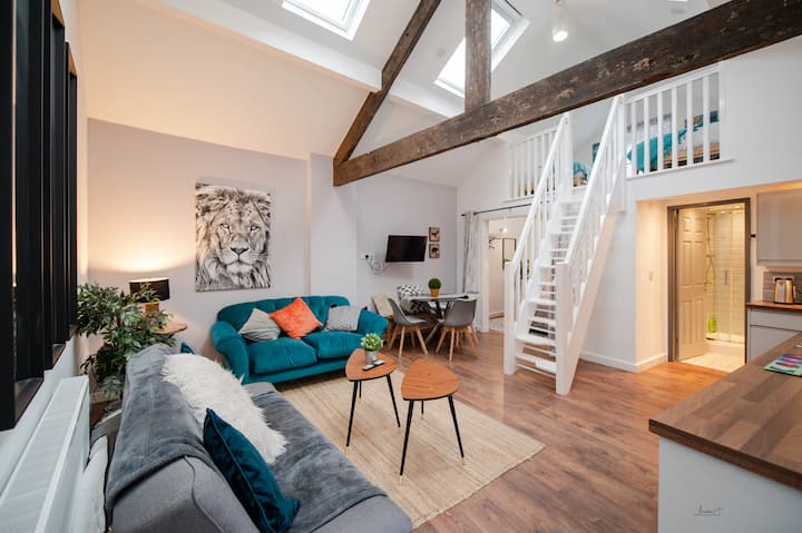 Loft Style Flat For 6 Near Town. On Site Parking - Cheadle