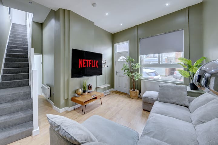4 Bedroom Home|sleeps 9 Guests|6 Beds|free Parking - Coventry
