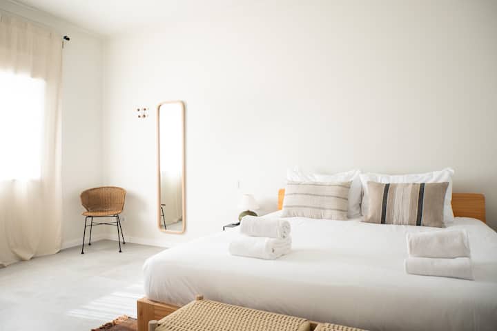 Coastal Oasis - King Bed, Garden Views Workspace - Sagres