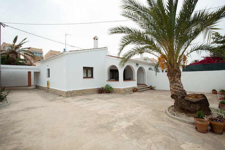 Casita Familiar A 1 Minuto De La Playa. - Pedreguer