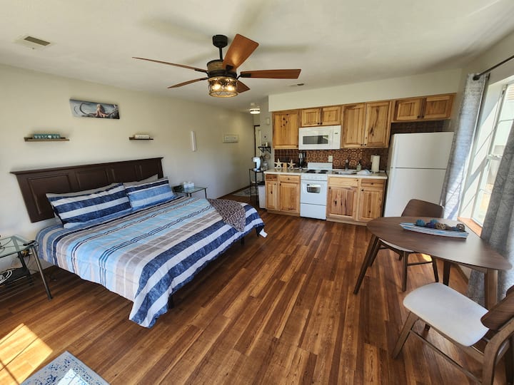 Step-free Studio: King Bed & Peaceful Escape - Branson, MO