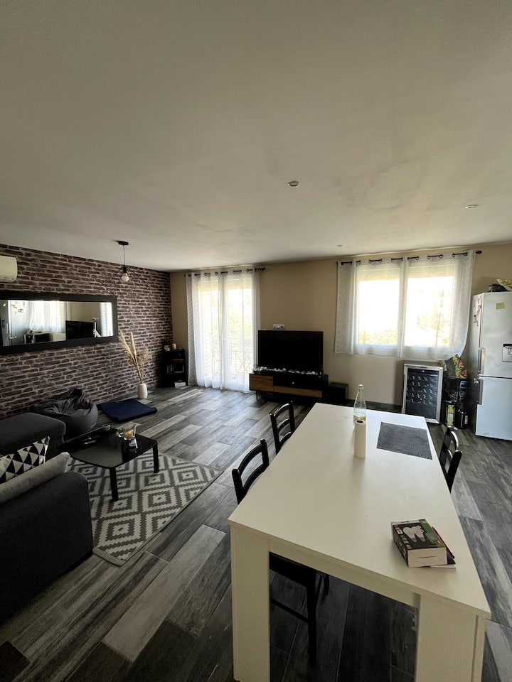 Grand Appartement De Charme Avec Terrasse - Sainte-Marie