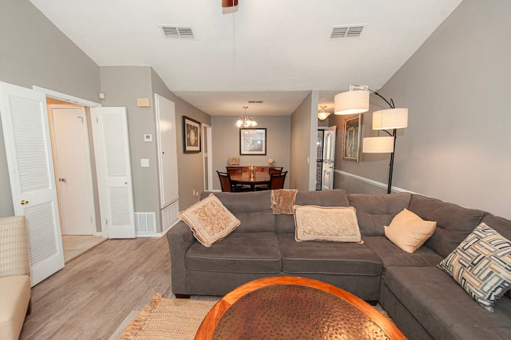 Cozy Townhouse Retreat - Montgomery