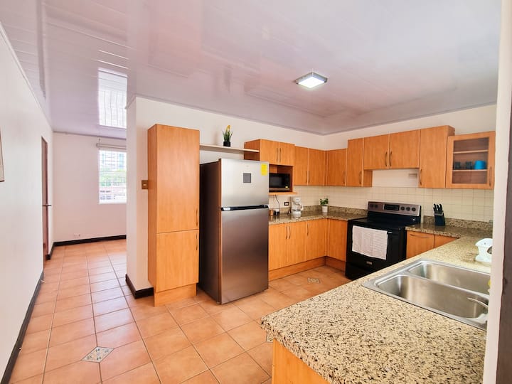 Queen Apartment W/ Full Kitchen & Terrace - San José