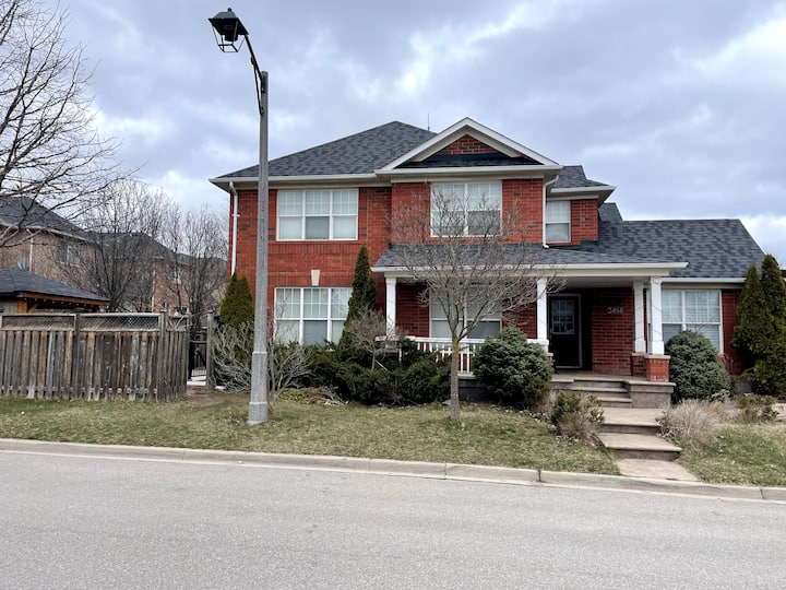 Cozy Walk Up Gem In Oakville - Oakville