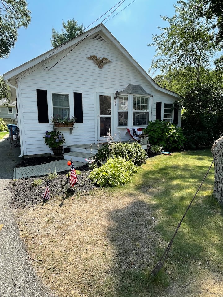 Bright And Cozy Cape - Old Silver Beach, MA