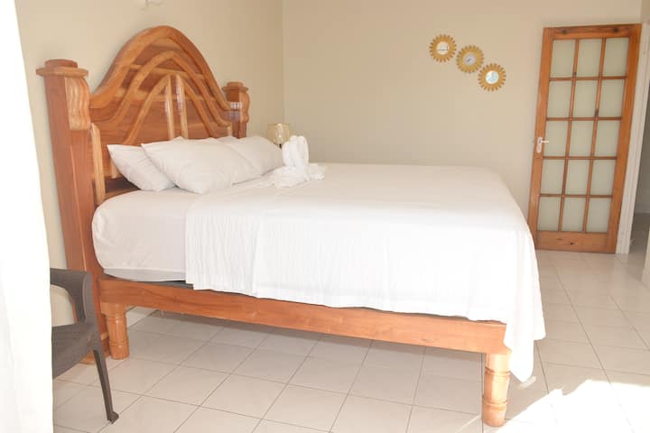 King & Queen 2br With Kitchen Fridge, 2 Ac & H/wtr - モンテゴ・ベイ