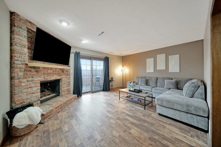 3 Bed Lakeside Townhome - Lincoln, NE