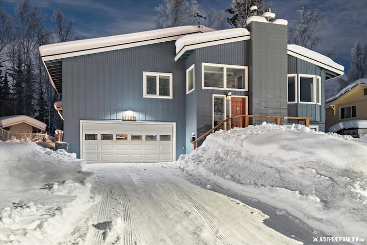 Sophisticated 5bdrm Haven Retreat- - Sleeps 14 - Anchorage, AK
