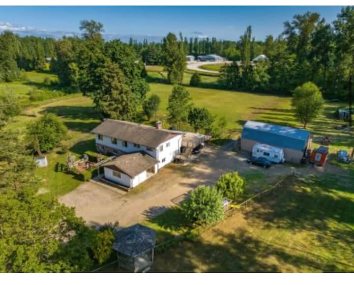 Spacious Home Peaceful Outdoors - Aldergrove