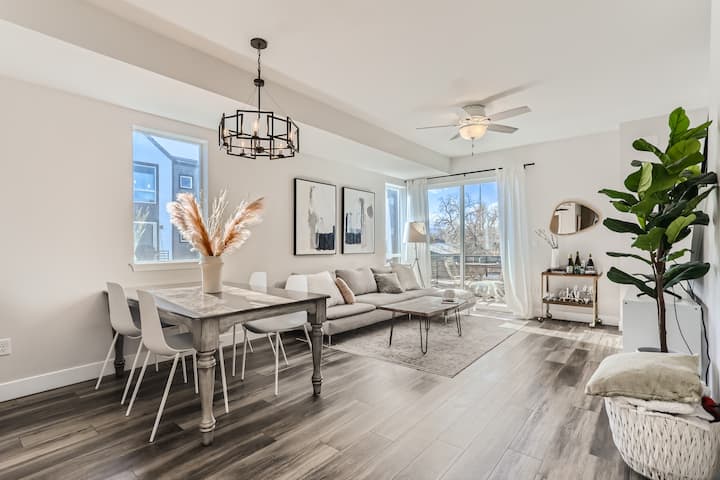 Modern Home W/ Mountain Views - Lakewood, CO