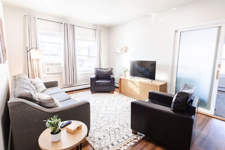Downtown Landing | King Bed | Pet Friendly - Sioux Falls, SD