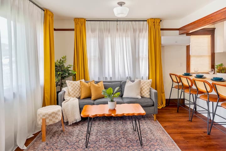 Updated 2 Bedroom Craftsman|king Bed|views|parking - Whittier, CA
