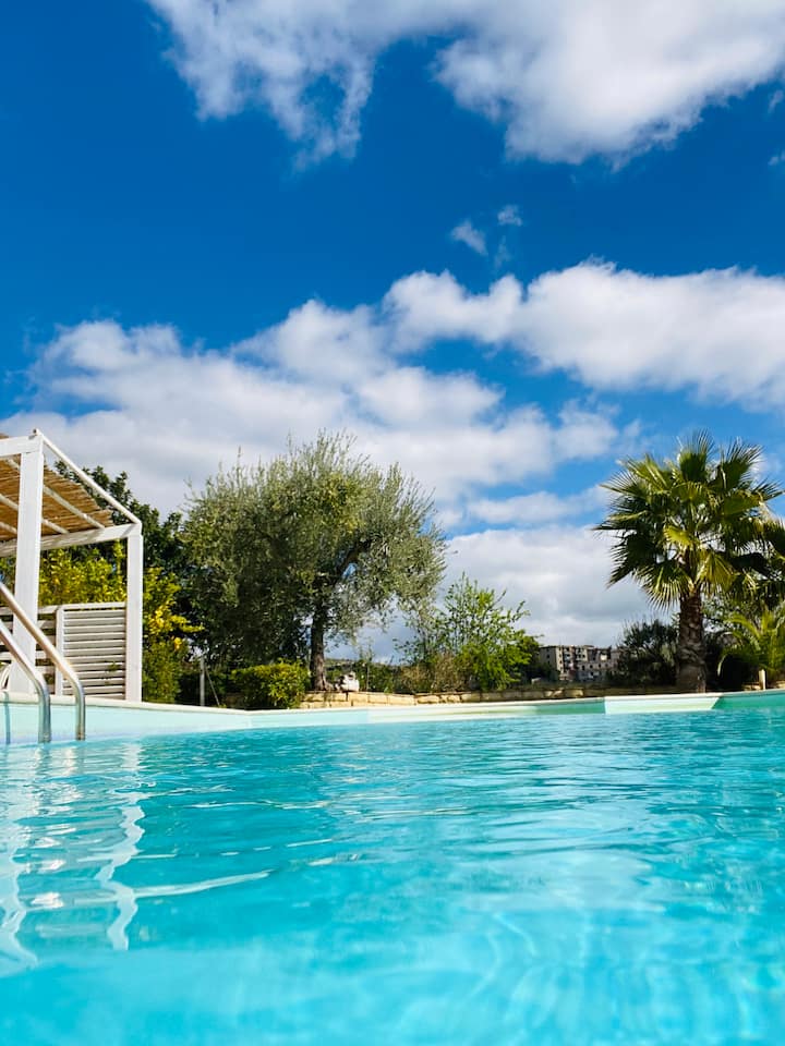 Room For Rent With Amazing Pool - Noto