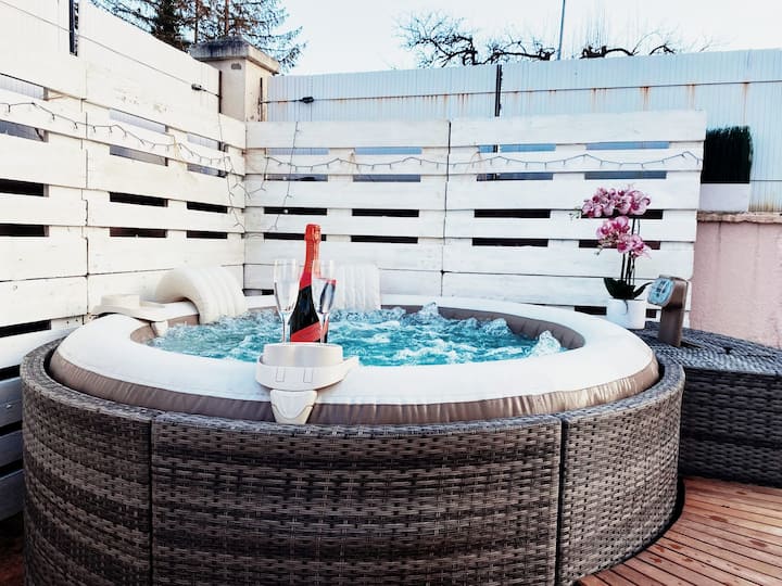 Escapade Romantique Avec Jacuzzi Privé - Saint-Julien-en-Genevois
