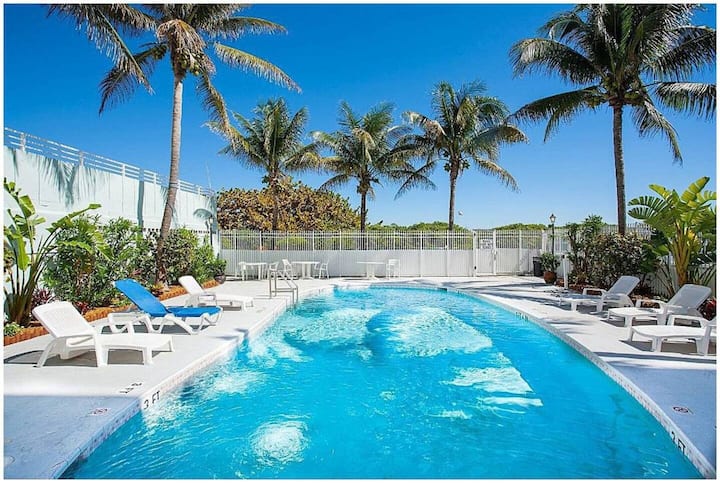 Beachside Studio: Prime Location - Miami Beach, FL