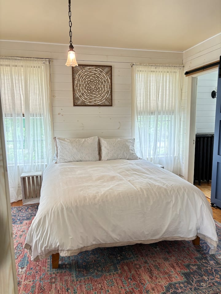 Beautiful Farmhouse Stay - Vermont