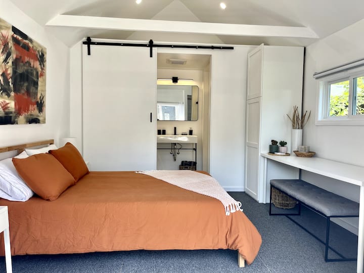 Private Cottage Bedroom And Bathroom In Hollywood - 할리우드