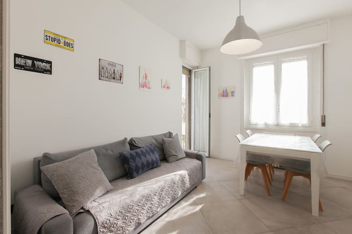 Sunshine City Nest: Modern 3-bedroom Apartment - Milano