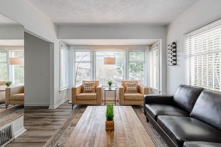 Perfectly Located Rambler With Tasteful Design - Medina, WA