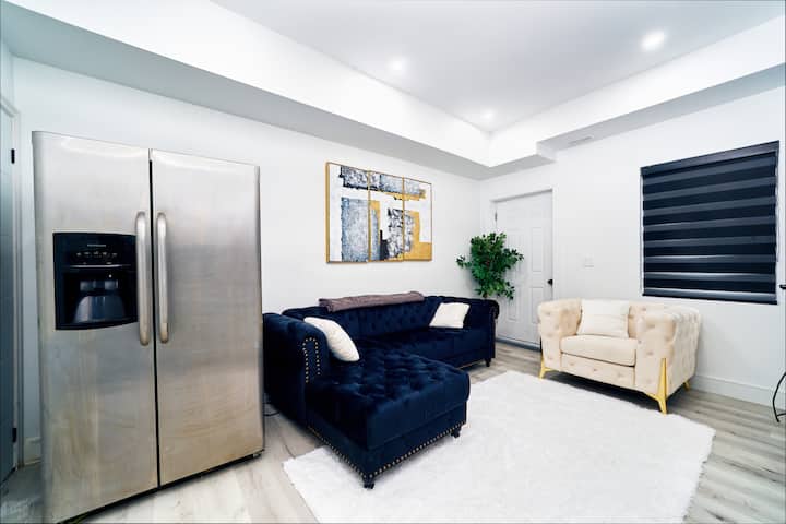 New Construction Bright, Modern 2 Bedroom Unit. - 윈저