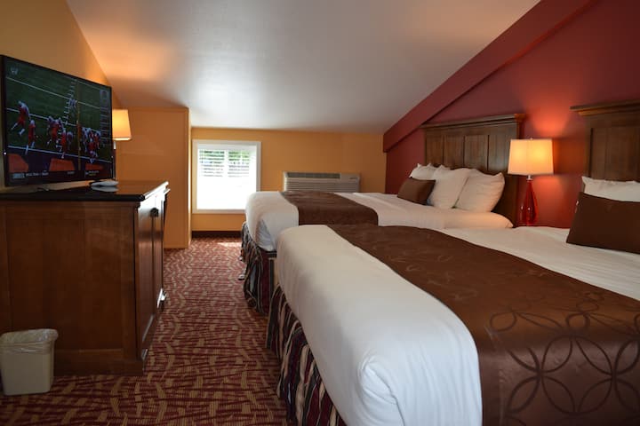 Kitchen Suite With 2 King Beds - Forks, WA
